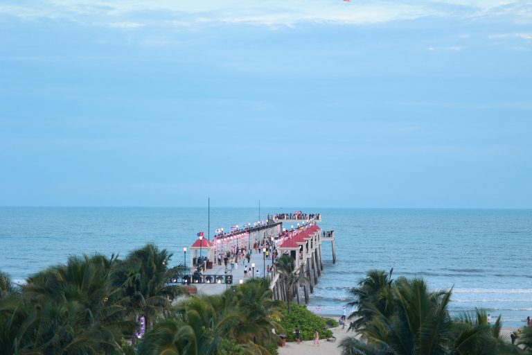 Cầu đi bộ ngắm biển Hamptons Pier Melia Hồ Tràm
