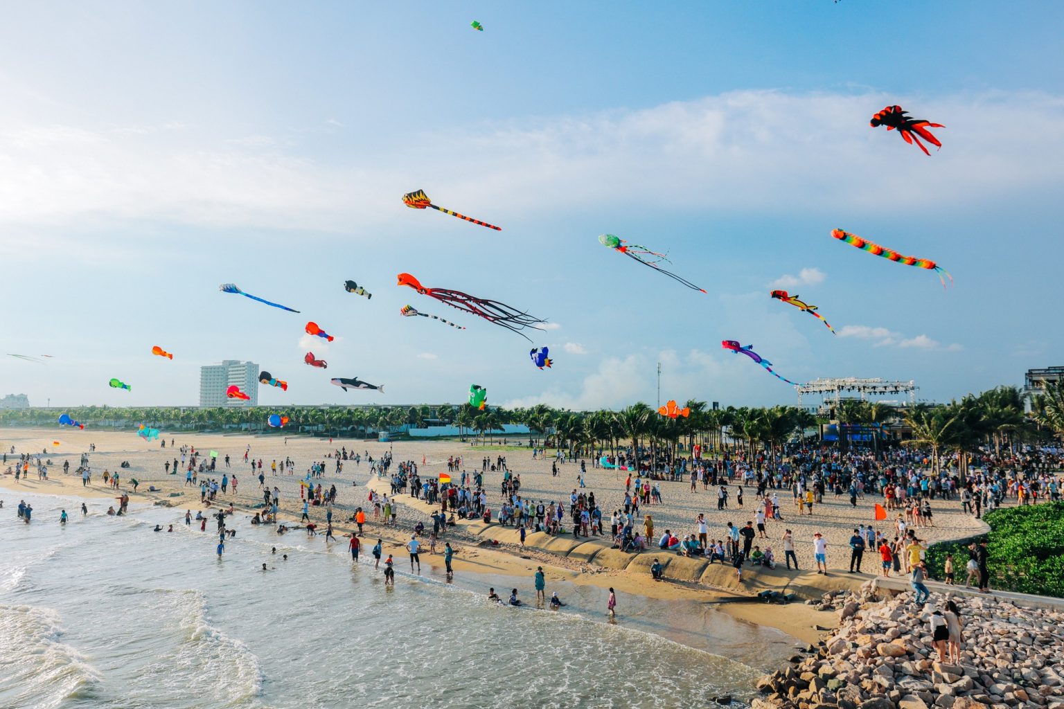 Cầu đi bộ ngắm biển Hamptons Pier Melia Hồ Tràm